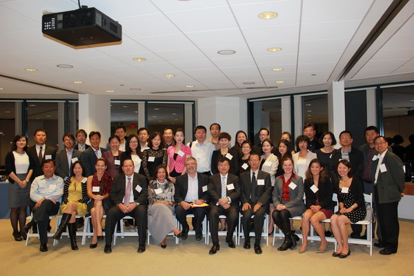 出席欢迎晚会部分人员合影